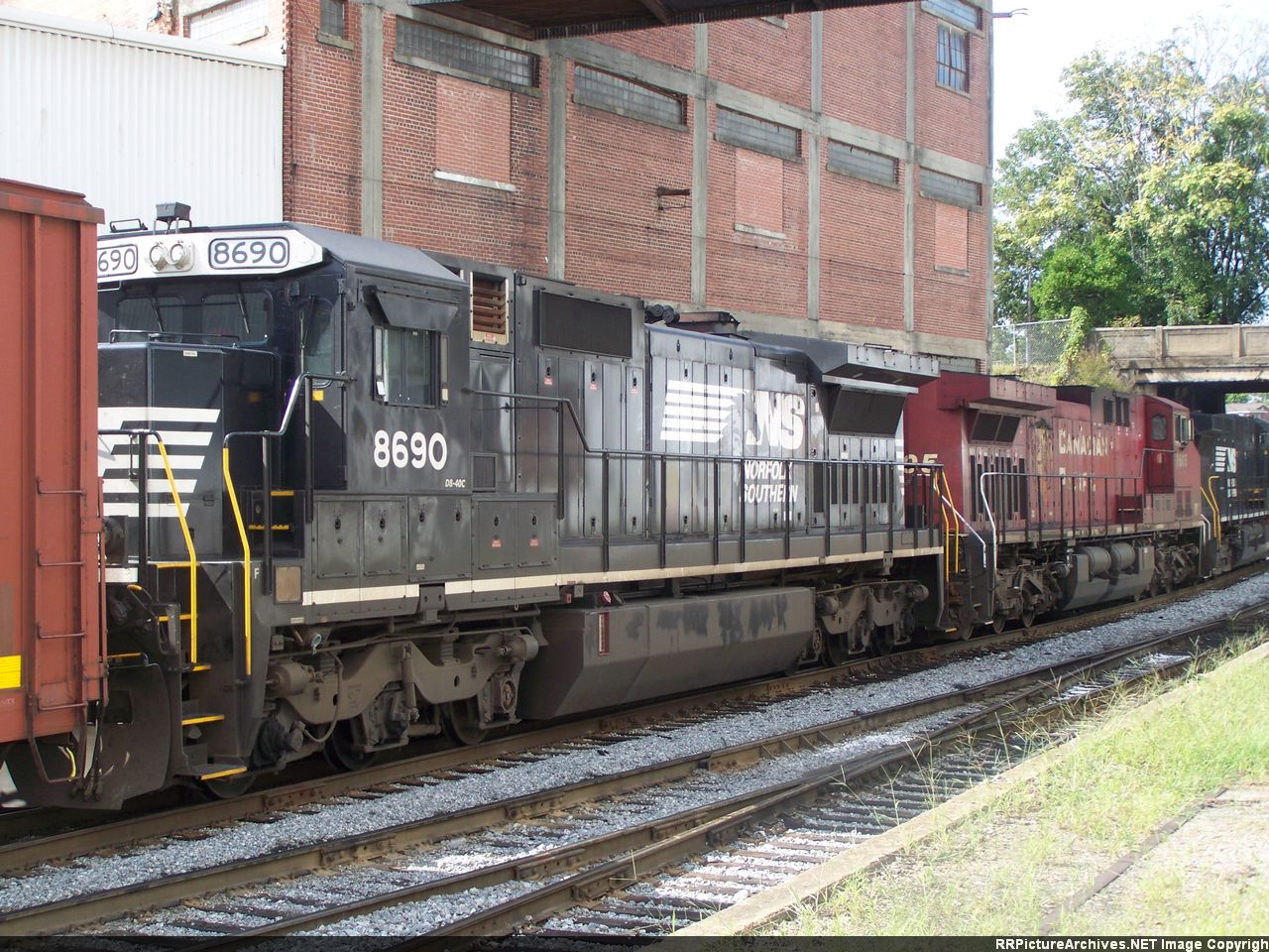NS 8690 in new paint scheme